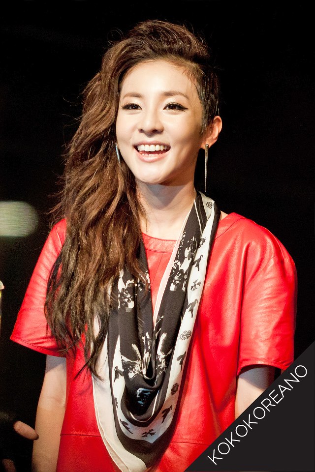Photos: Solo Pics Of Goddess Dara From Singapore Blogs