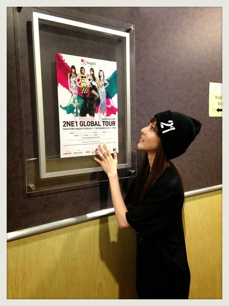 Twitter: Dara Poses with 2NE1’s Poster at Singapore Indoor Stadium