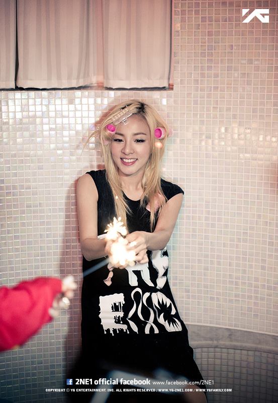Official: More Photos of Cute Dara and 2NE1 for “Do You Love Me”